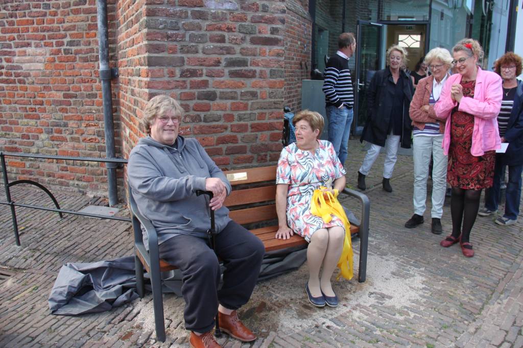 Eerste bankje wandelroute onthuld bij afscheid dokter Gulikers » Regiobode