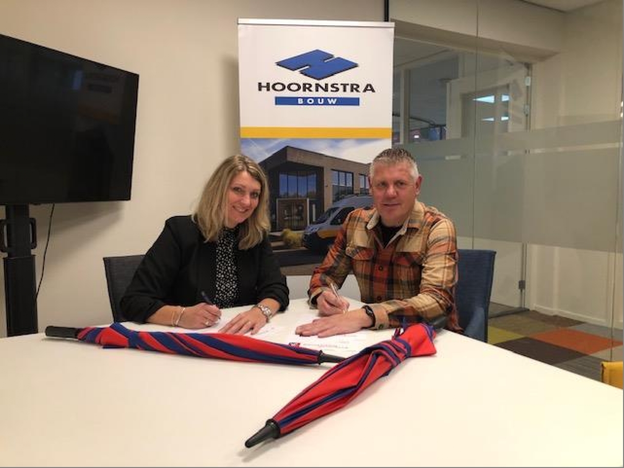 Hoornstra Bouw blijft sponsor Sportclub Doesburg » Regiobode