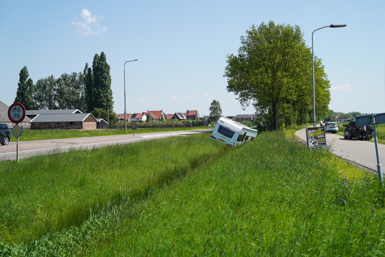 Caravan raakt los en belandt in de sloot » Regiobode