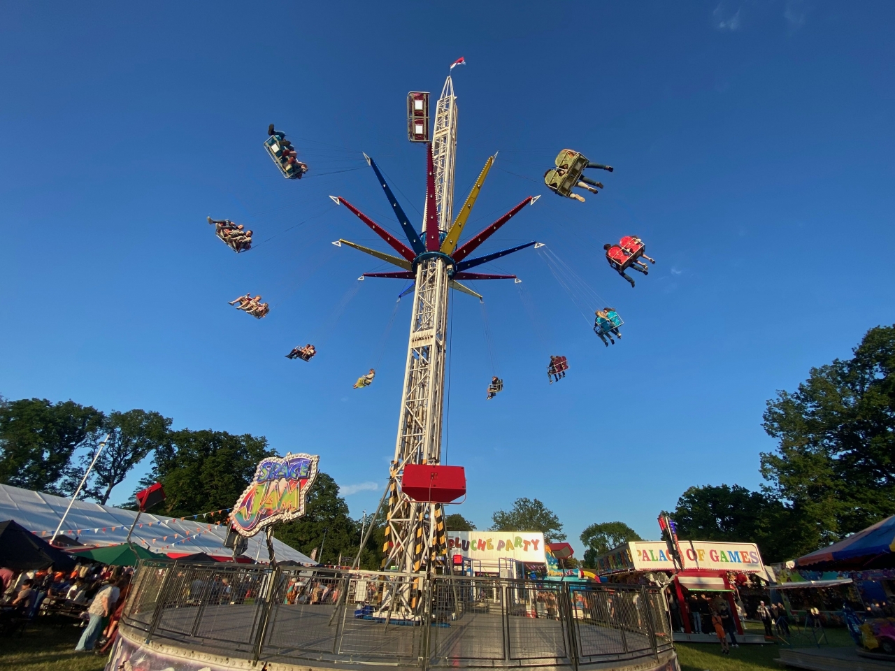 Eerbeek geniet van zonnige kermis » Regiobode