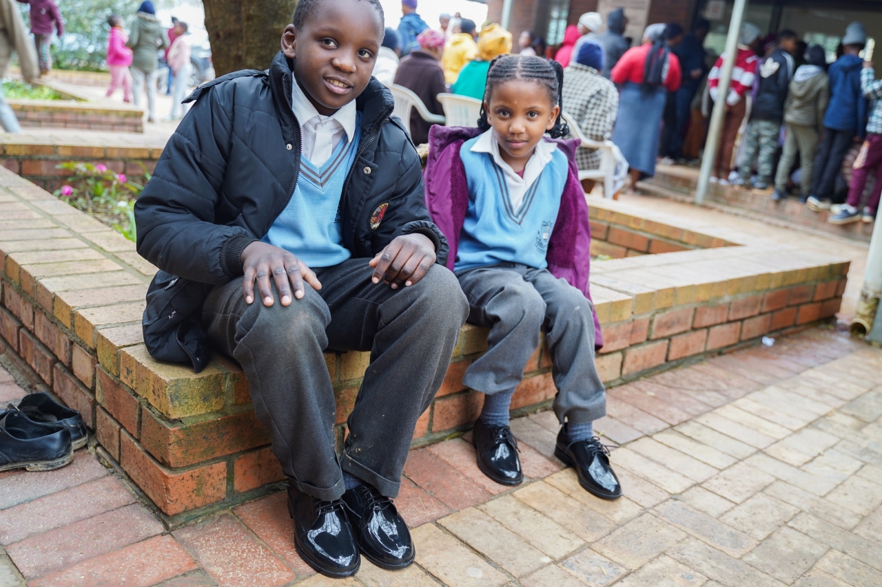 Stichting SOS-Kayamandi regelt 245 paar schoenen » Regiobode