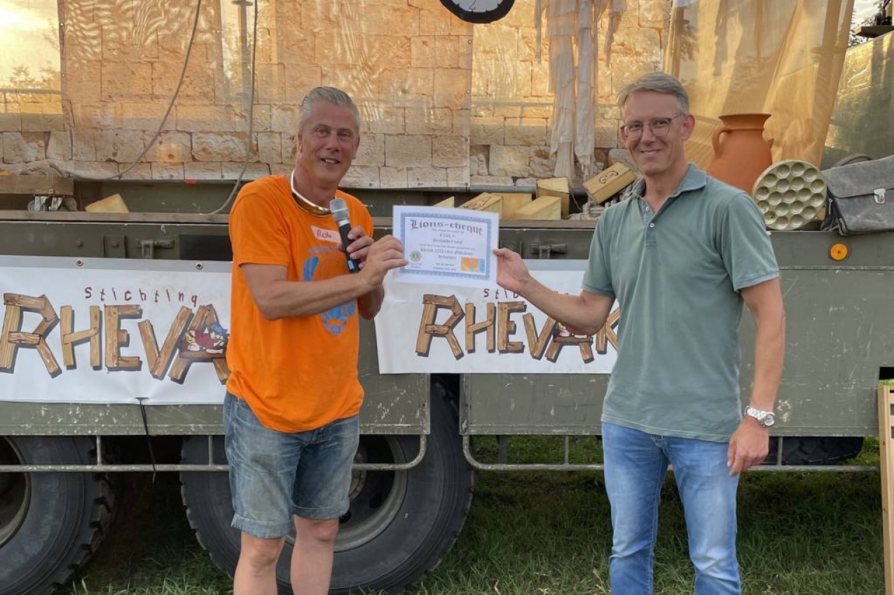 Cheque van Lions voor Rhevak » Regiobode
