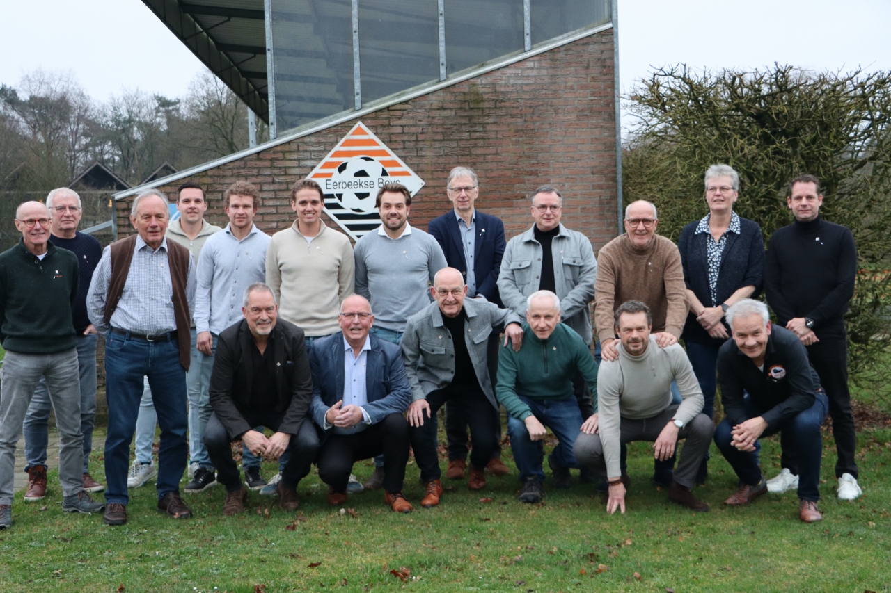 Eerbeekse Boys huldigt jubilarissen tijdens de nieuwjaarsreceptie ...