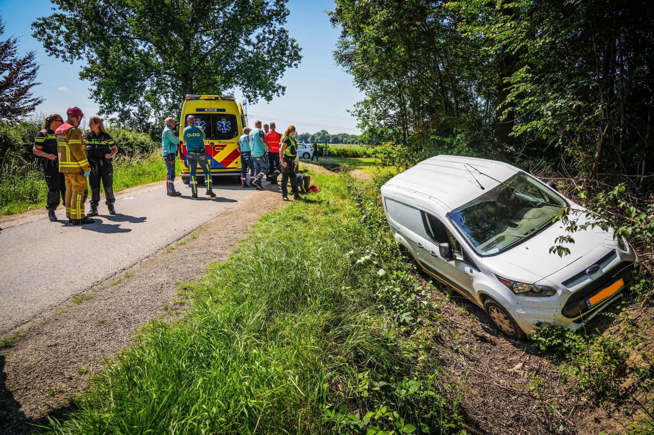 Bestelbus belandt in greppel » Regiobode