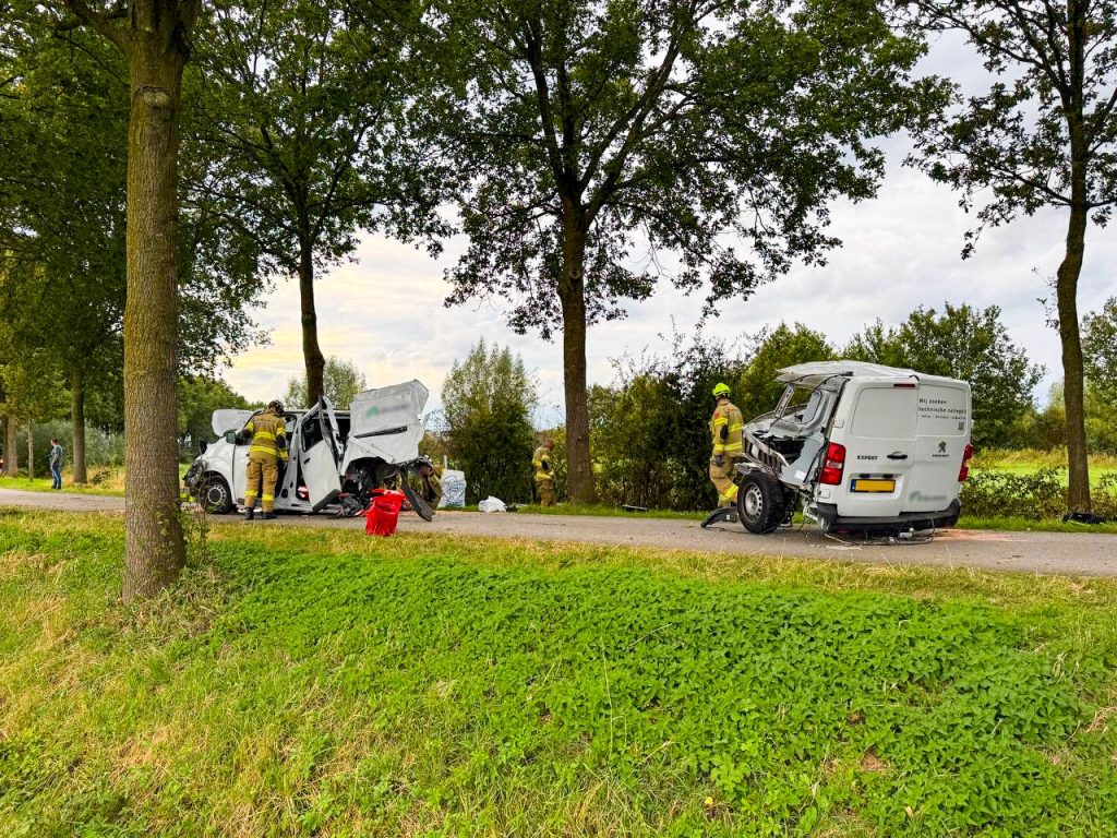 Bestelbus breekt doormidden bij ongeval » Regiobode