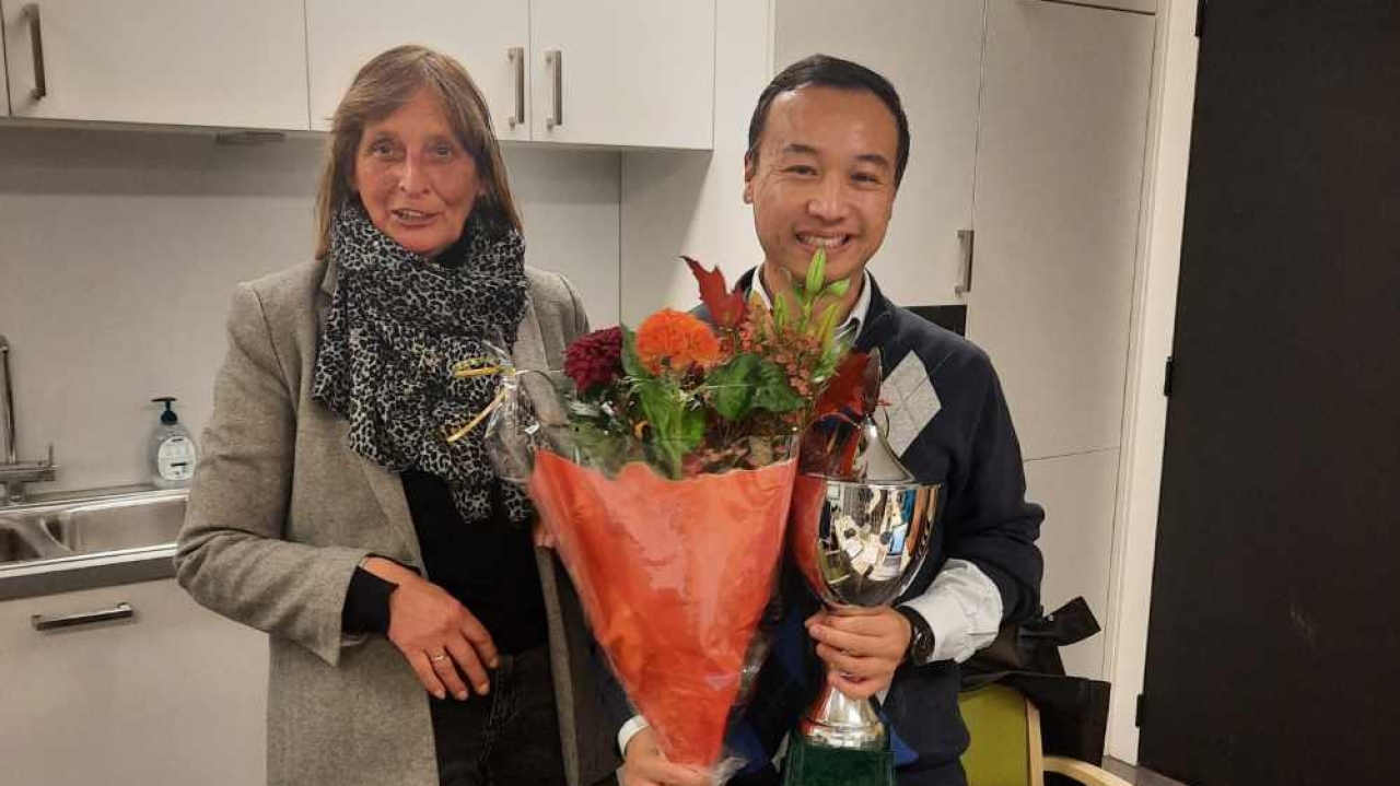 HV Brummen reikt Pluim uit aan Kah-kin Yau » Regiobode