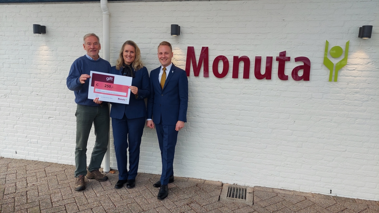 Cheque van Monuta voor VPTZ Doesburg e.o. » Regiobode