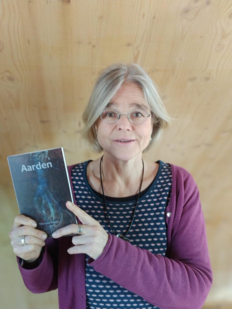 Marion Steur presenteert tweetalige dichtbundel 'Aarden' » Regiobode