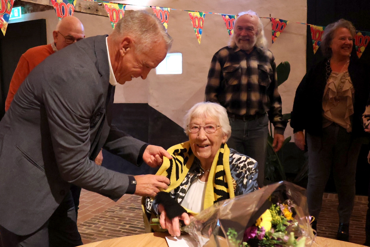 De sjaal van Edward Sturing voor 100-jarige Vitesse-fan » Regiobode