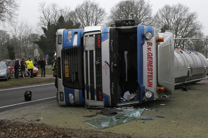 tankwagen gekanteld op kruispunt bos » Salland Centraal