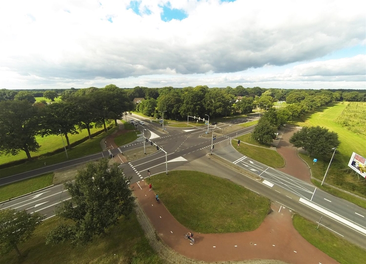 verkeerlichten kruispunt bos buiten werking » Salland Centraal