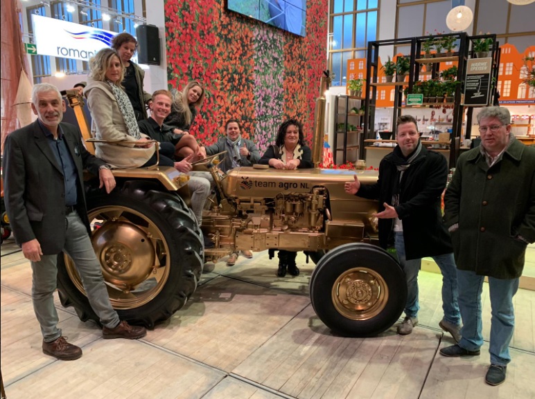 Team Agro NL staat met een echte gouden trekker op de Grüne Woche ...