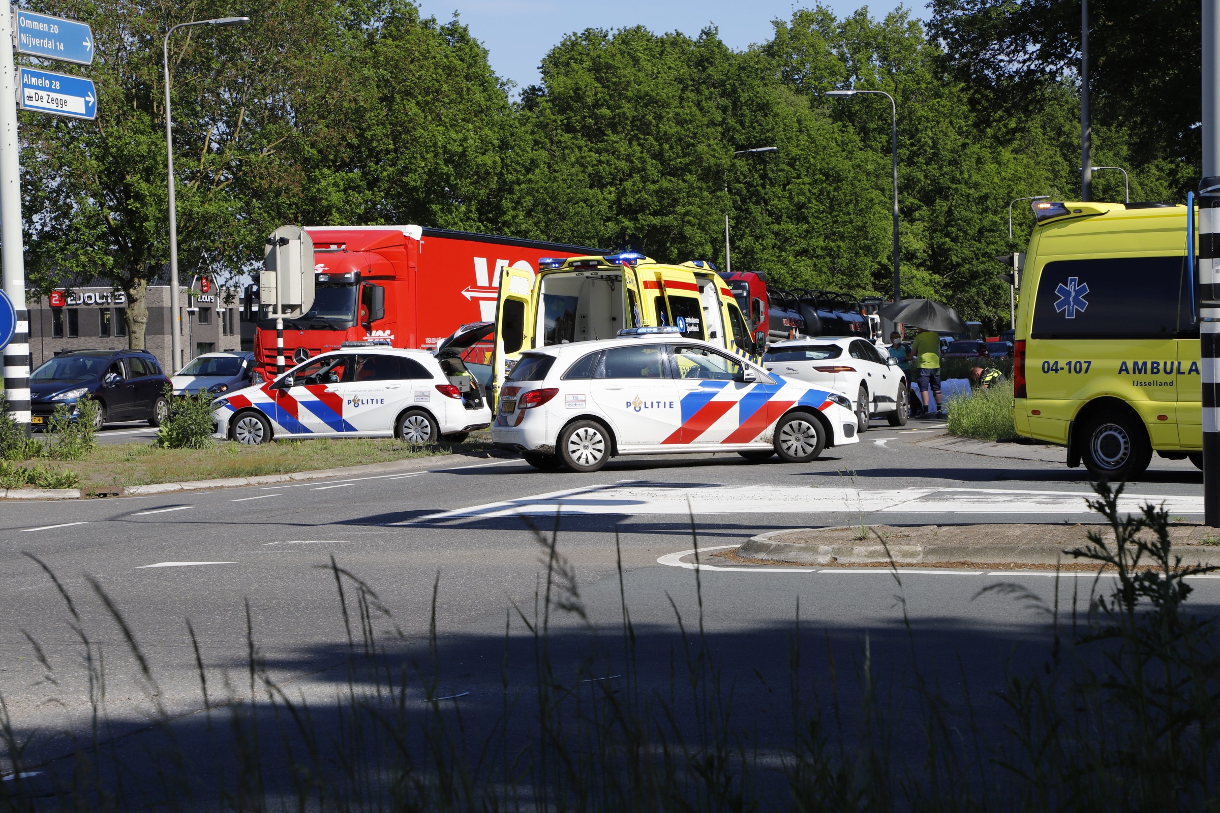 Fietser zwaar gewond bij aanrijding op Kruispunt Bos » Salland Centraal