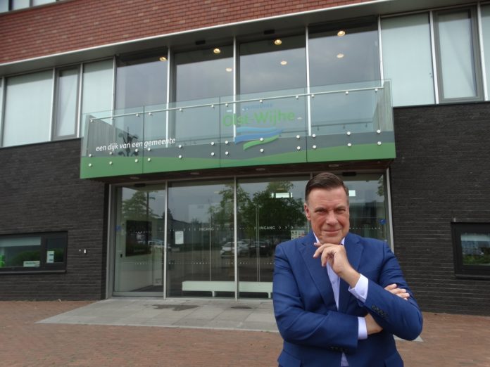 Burgemeester Ton Strien van Olst-Wijhe zag de afgelopen 15 jaar voorbij ...