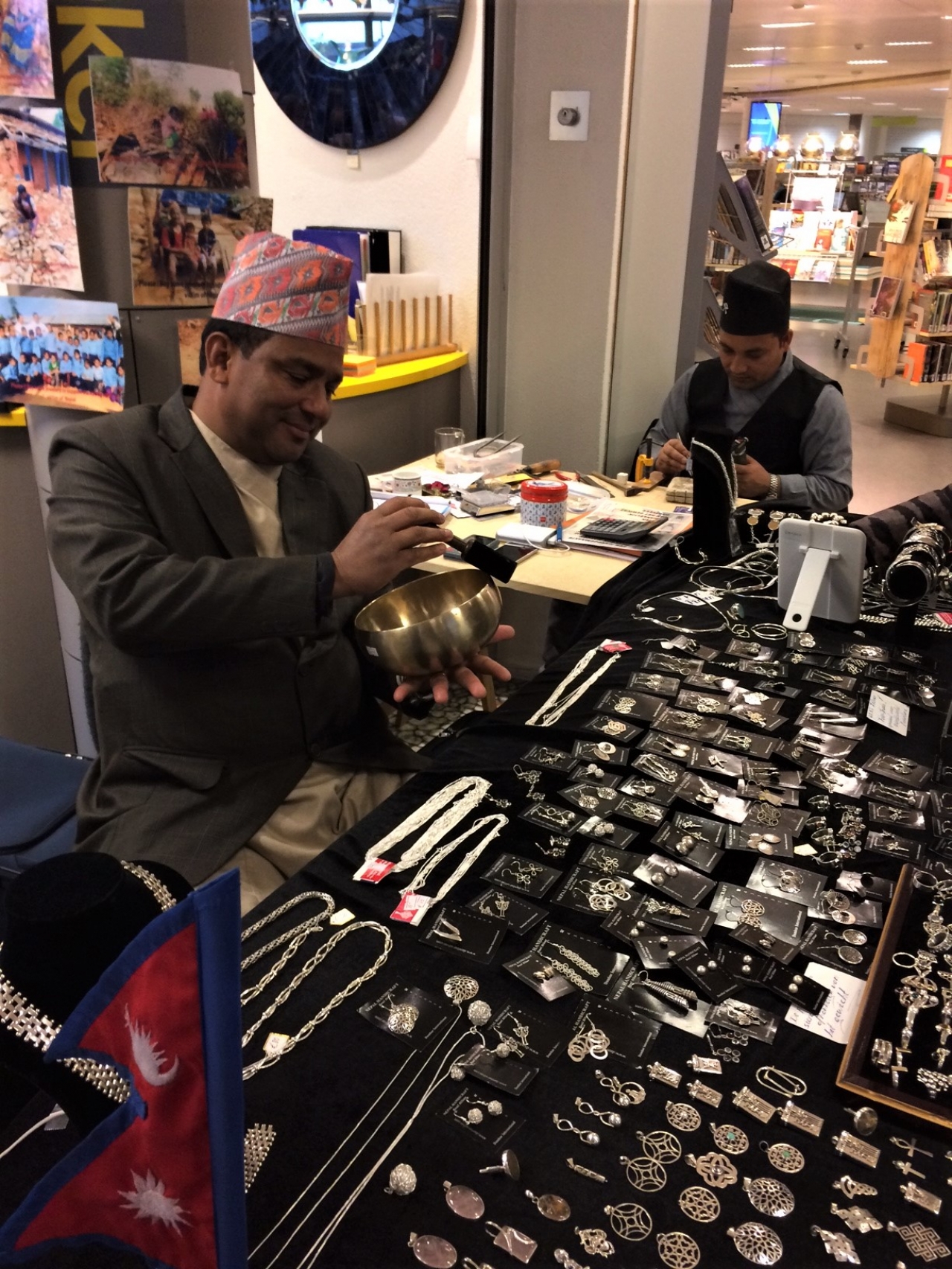 Nepalese zilversmid Dambar naar Wereldwinkel Raalte » Salland Centraal