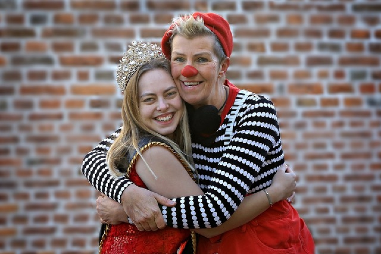 Miss Elegance en clown Haitoet op tour » Salland Centraal