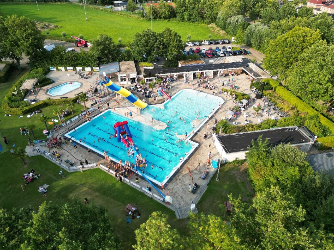 Zwembad De Welters verwelkomt 40.000-ste bezoeker » Salland Centraal