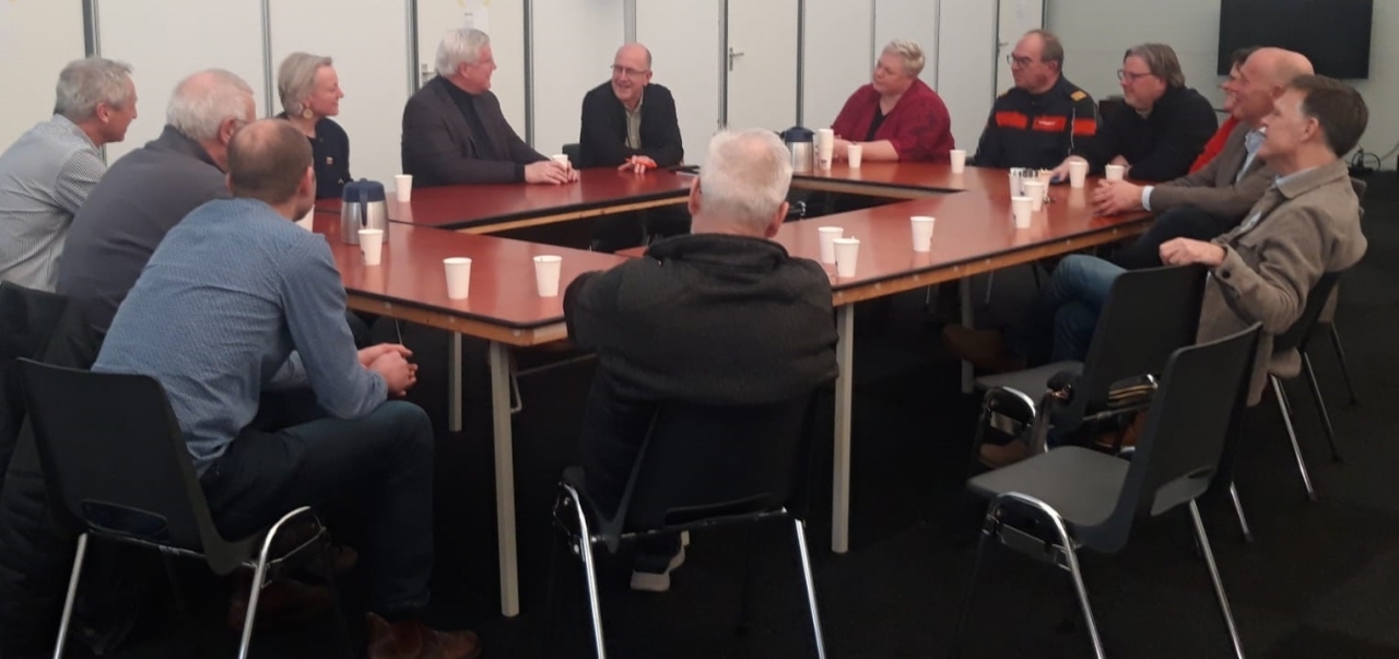 Commissaris van de Koning op werkbezoek bij tijdelijke opvanglocatie op camping Heidepark in ...