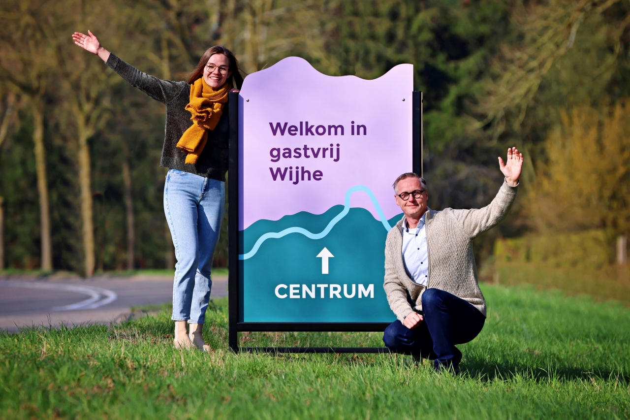 Nieuwe verwijzingsborden centrum Wijhe geplaatst » Salland Centraal