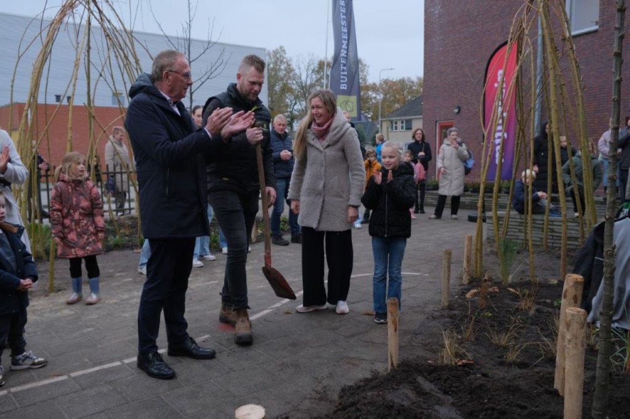 Nieuw schoolplein de Linderte officieel geopend » Salland Centraal