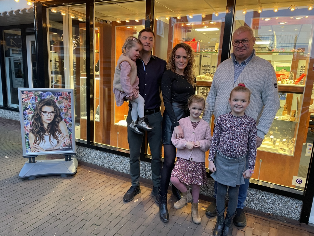 Zoon Vincent neemt Opticien Juwelier Boerdijk in Heino over van zijn ...