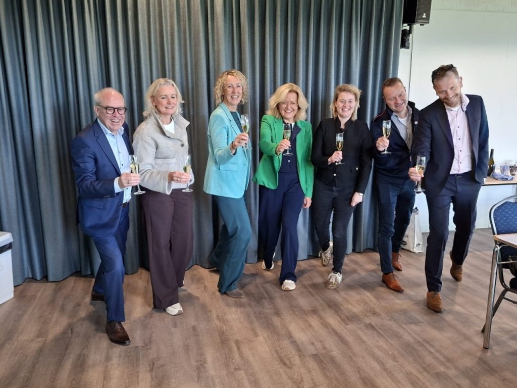 Akten en overeenkomst Kindcentrum Wijhe getekend » Salland Centraal