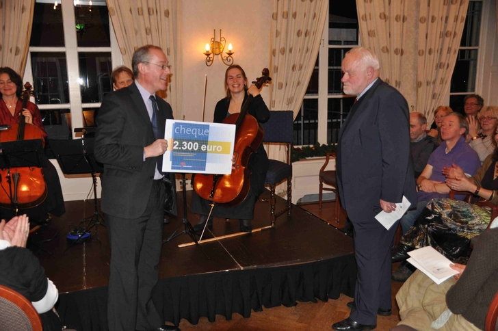 stichting strijkkwartetten ontvangt cheque » Vechtdal Centraal