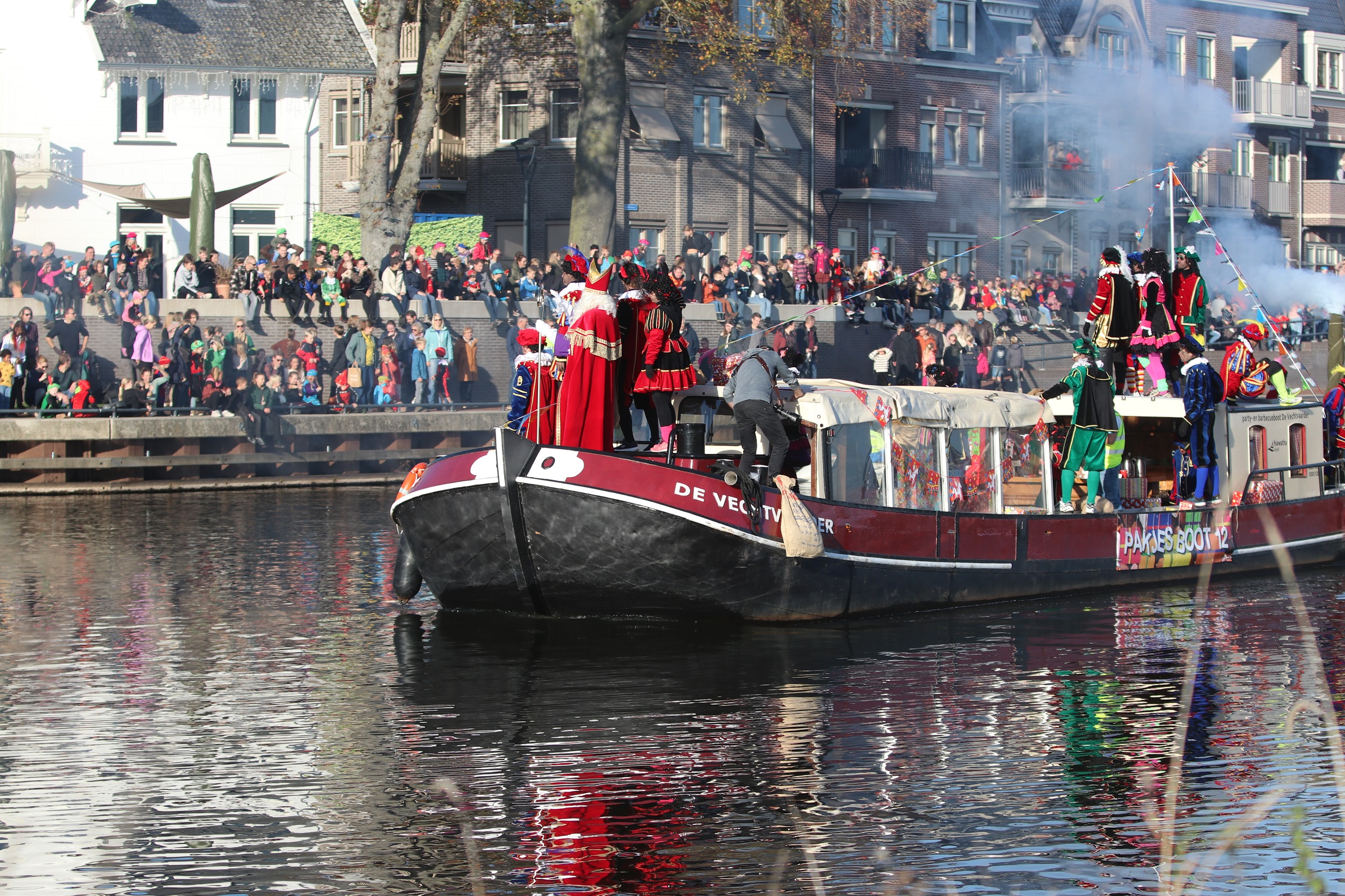 Veel belangstelling bij de intocht van Sinterklaas in Dalfsen ...